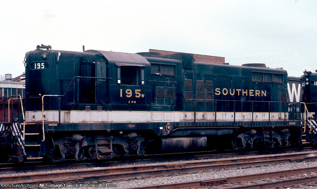 Southern Railway GP18 #195, with the remains of a white "extra" flag in the holder,